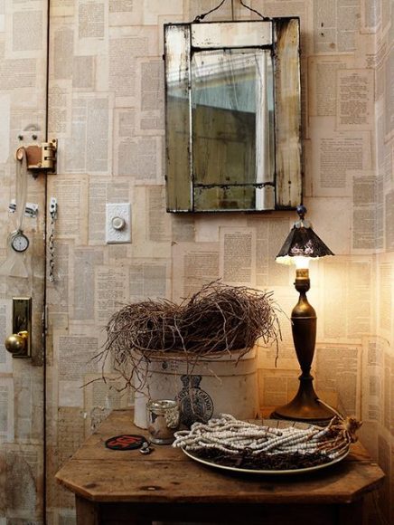 Empapelar la pared con hojas de libros FOTOS